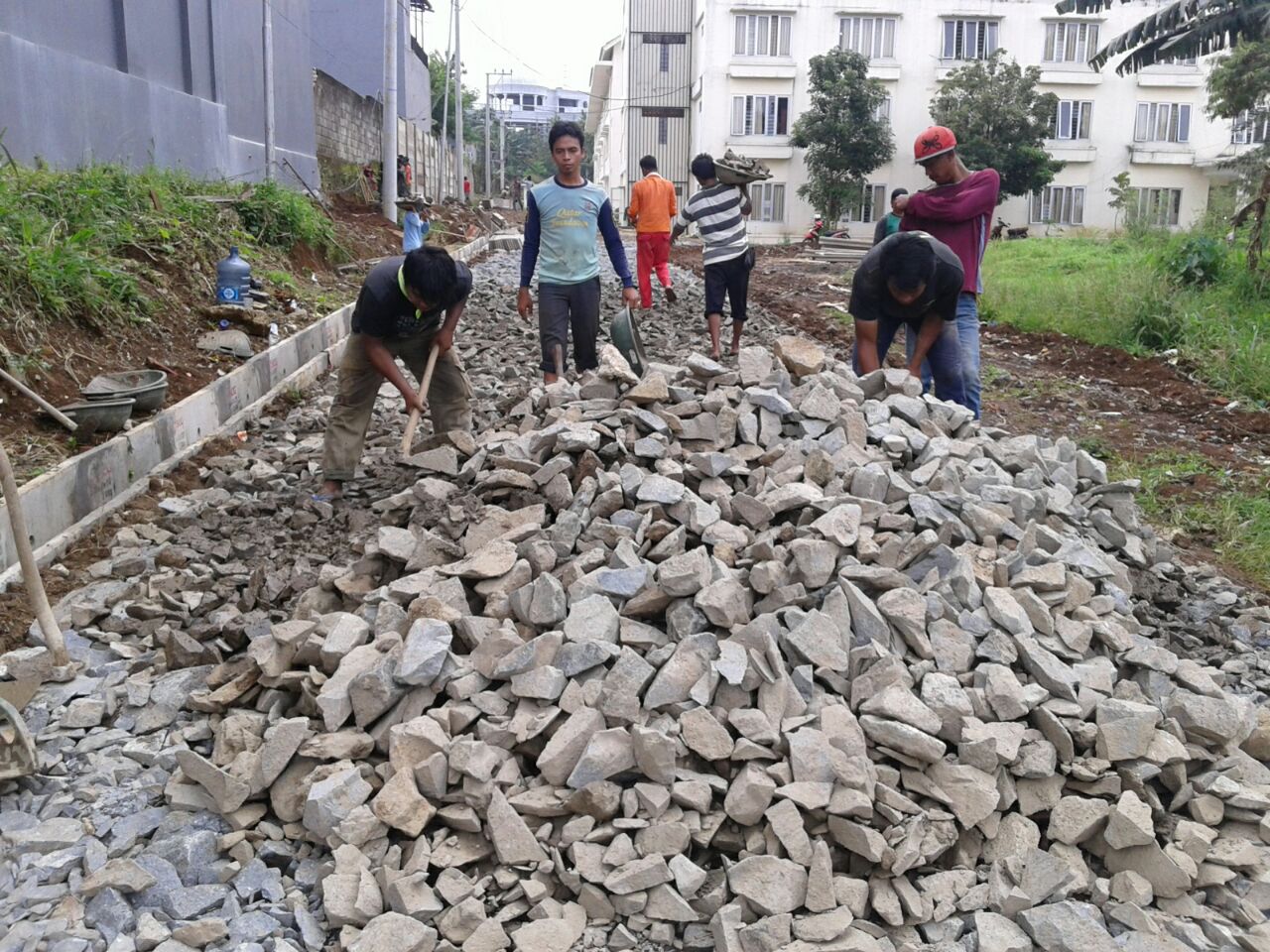 Pengaspalan jalan di area Paspampres bogor