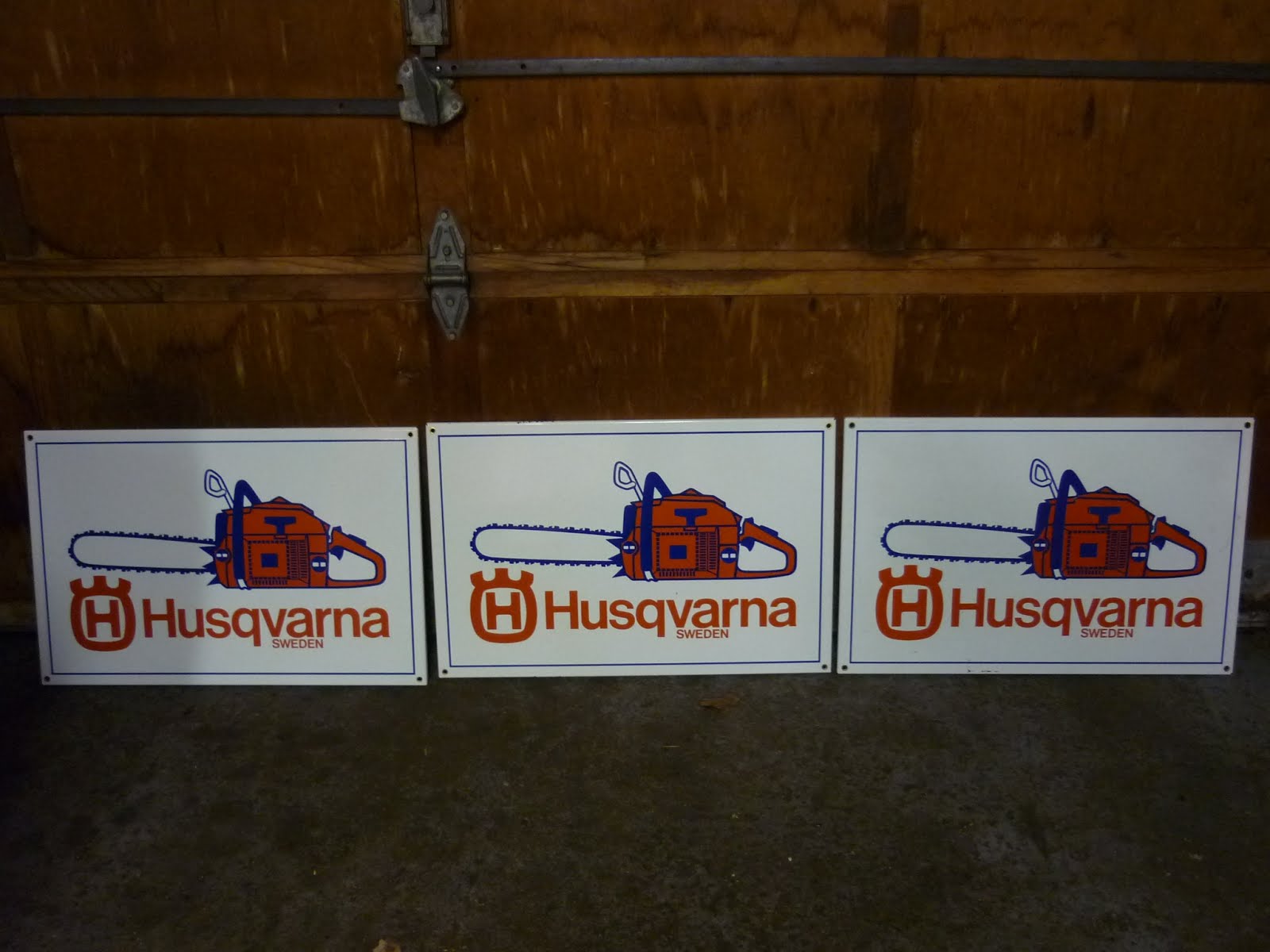 VINTAGE CHAINSAW COLLECTION: CHAINSAW SIGNS COLLECTION. (PICTURES).