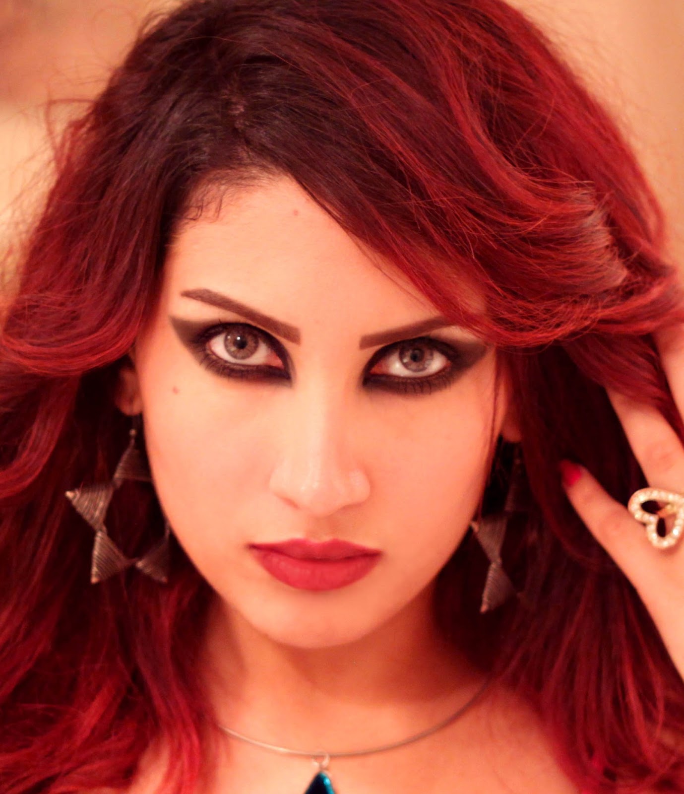 Beauty by Jada: Black Smokey eye-Makeup Avril Lavigne inspired look