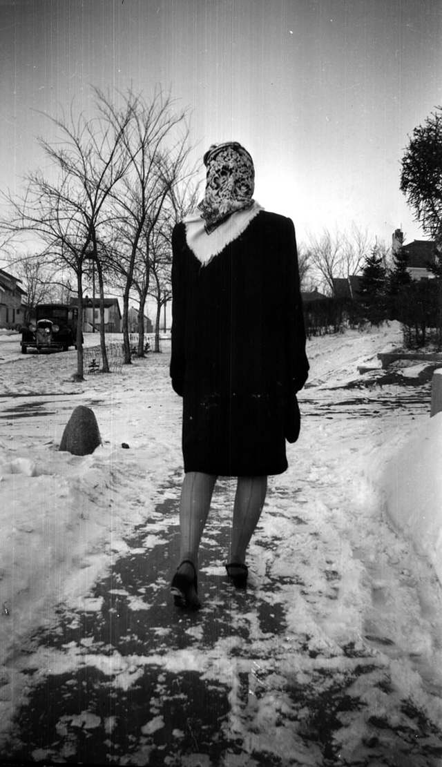 47 Interesting Found Snapshots of People Seen From Behind ~ Vintage ...