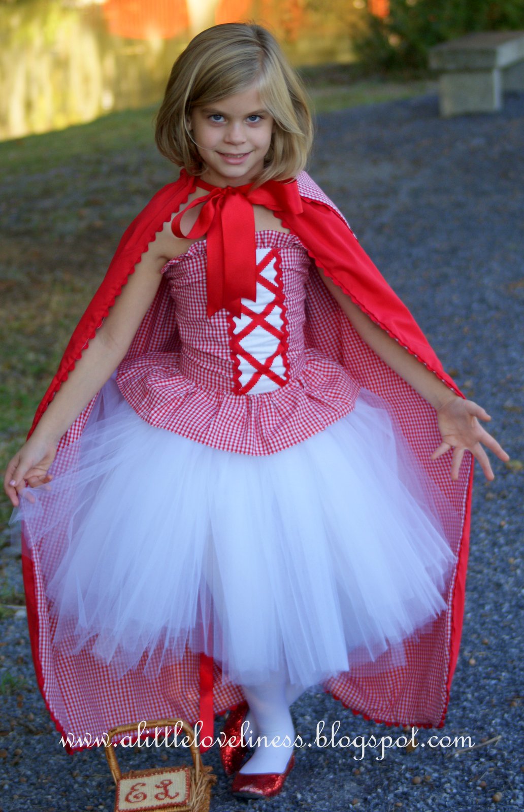 A Little Loveliness: Little Red Riding Hood: A Story in Pictures