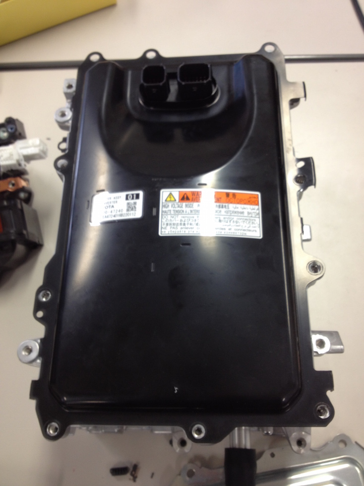 島根大学パワエレ研究室ニュース: 4代目プリウス用PCU分解中