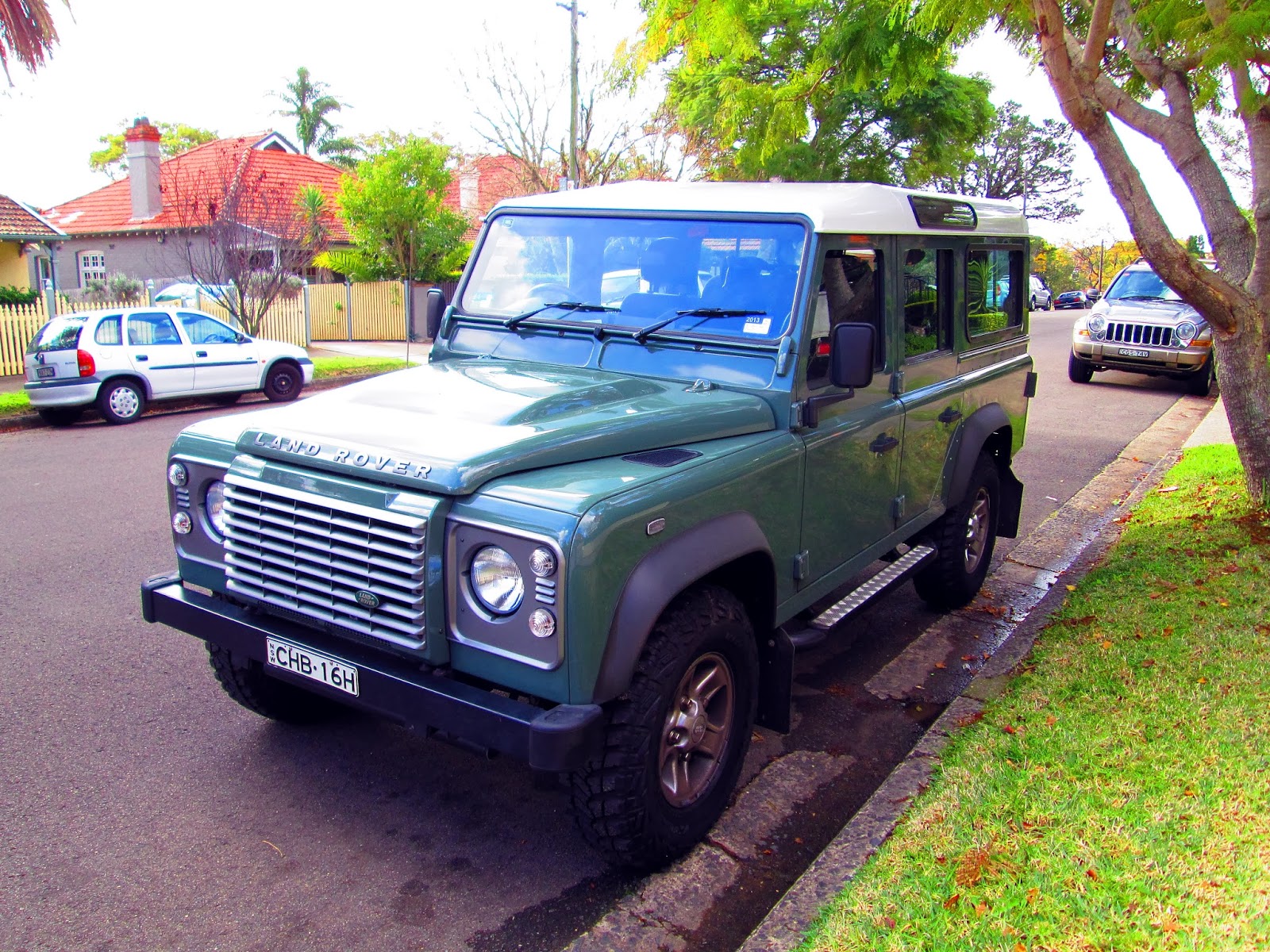 Aussie Old Parked Cars: 2011 Land Rover Defender LWB