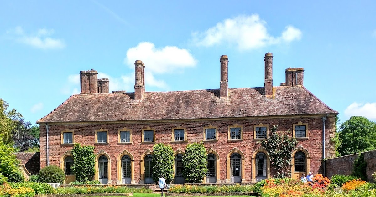 Wading Through Treacle: Diary: Barrington Court (National Trust)