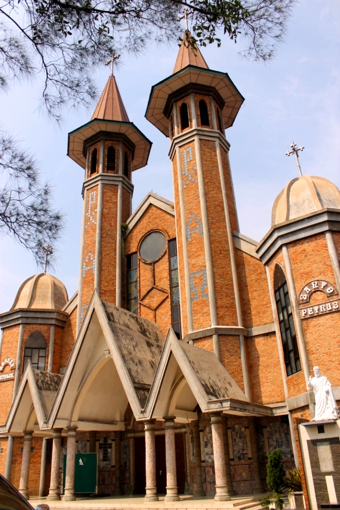 Fotografi Gereja Katolik di Indonesia: Gereja Katolik St. Petrus, Medan ...