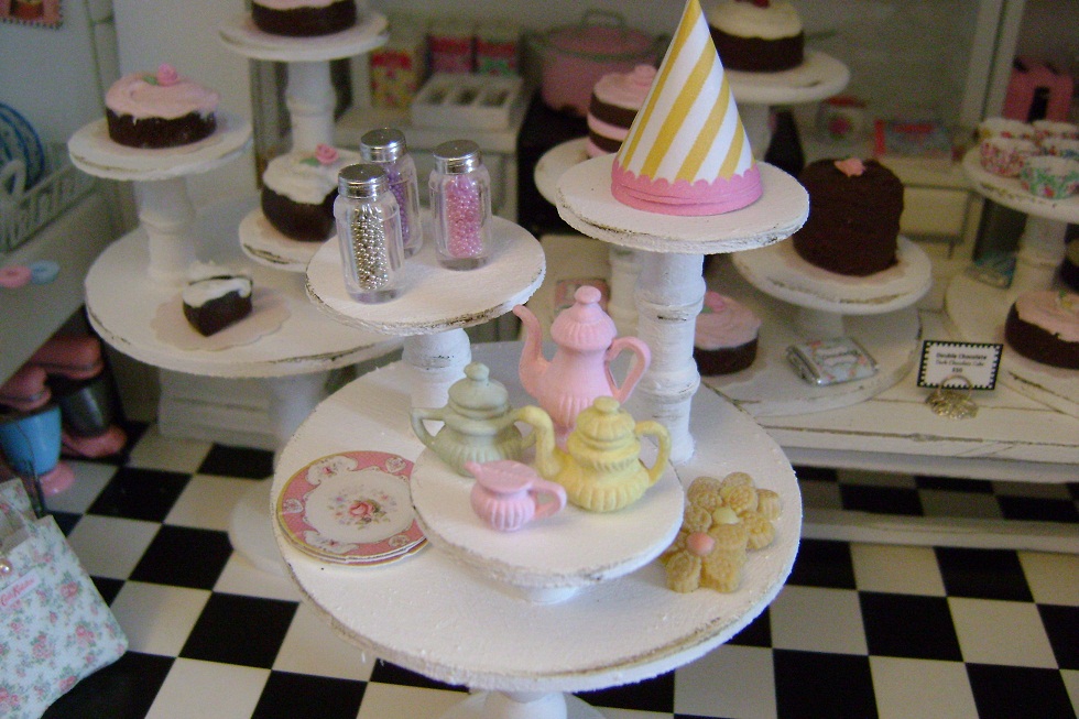 Baking In Miniature: Cupcake/Cake Display