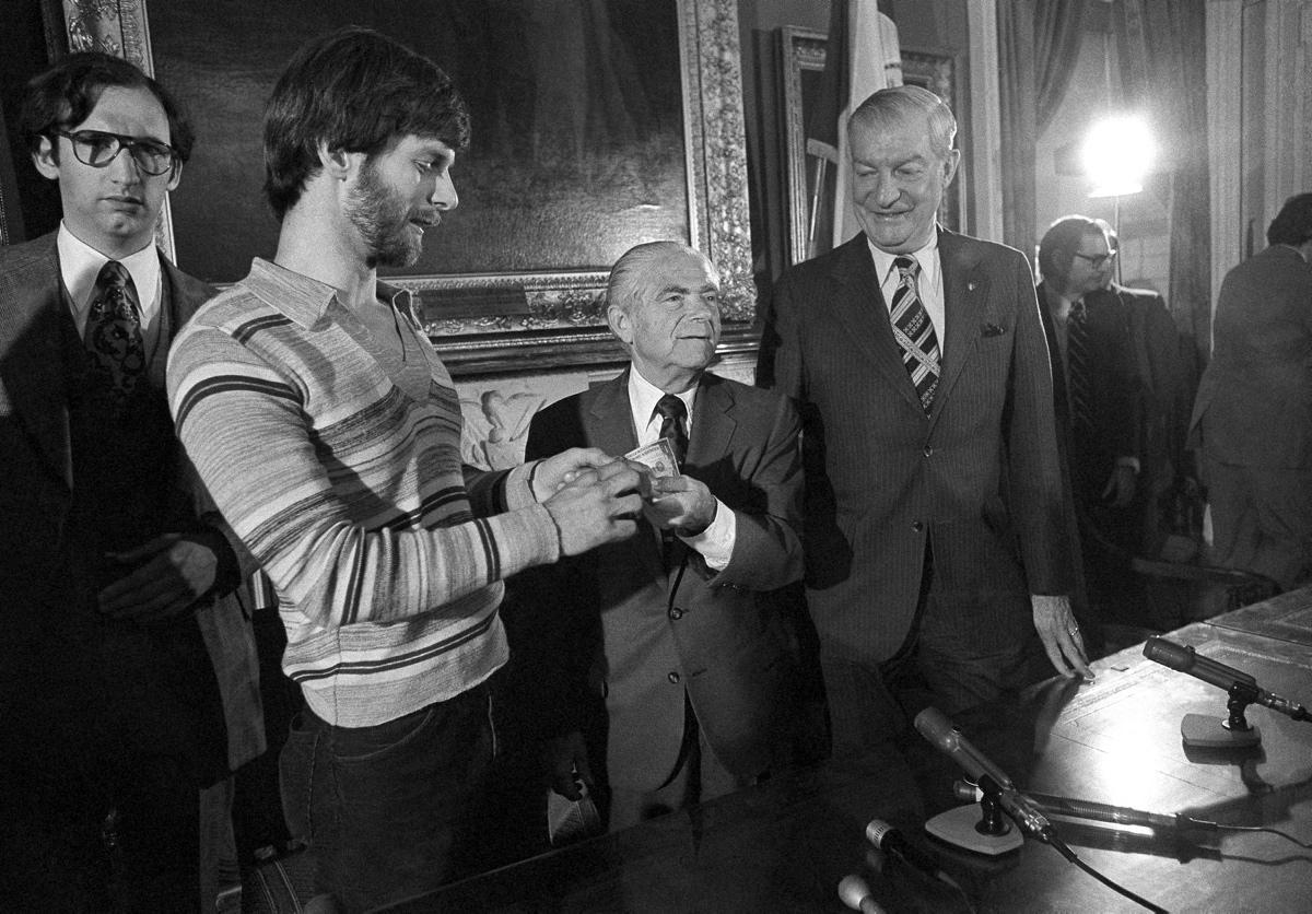 Vintage Photographs Captured ‘Human Fly’ George Willig Climbing the ...