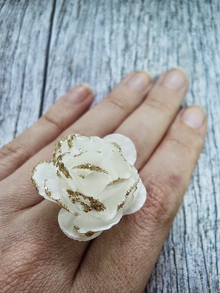 In love with art : White rose ring