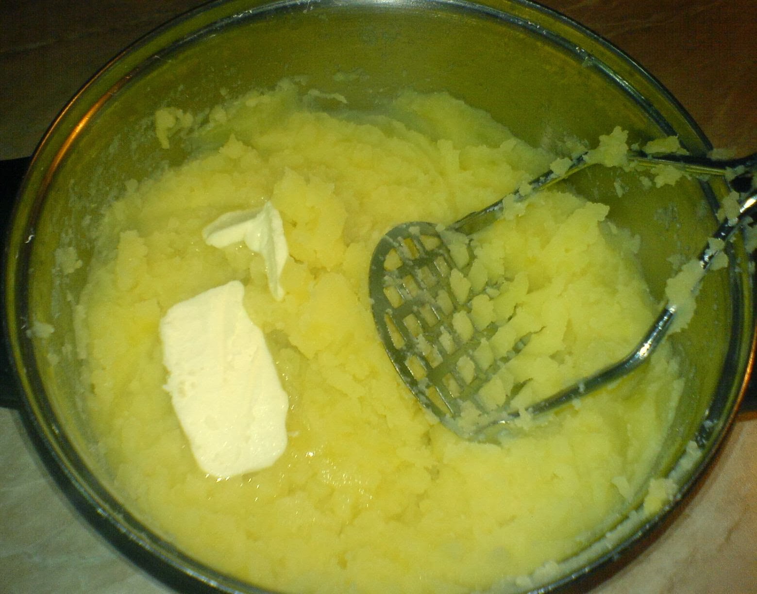 Ostropel din carne de porc cu piure de cartofi | Preparatedevis.ro