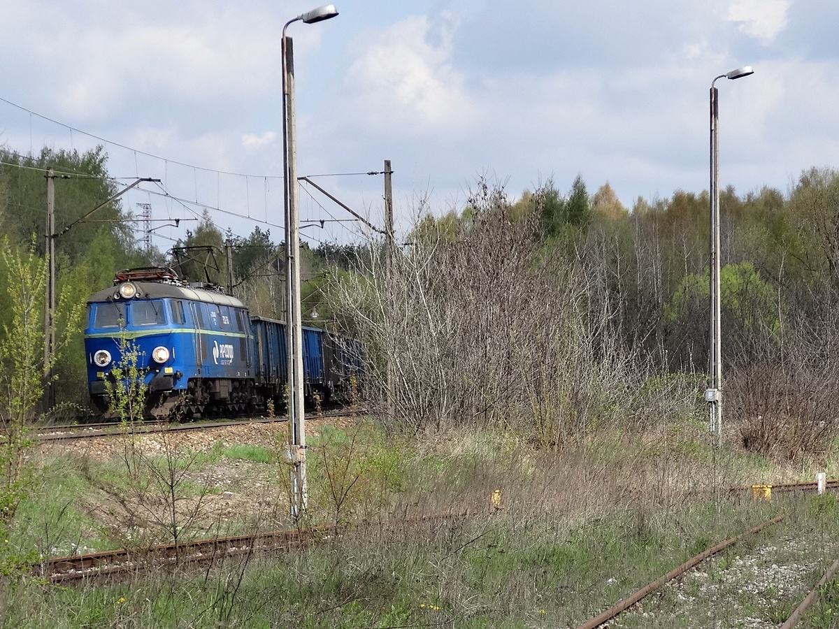 ET22-736 w drodze do stacji docelowej | Kolejowe Kielce