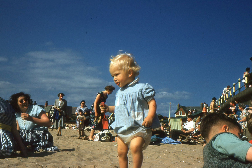 53 Lovely Color Snapshots That Show What Children Used To Do in the ...