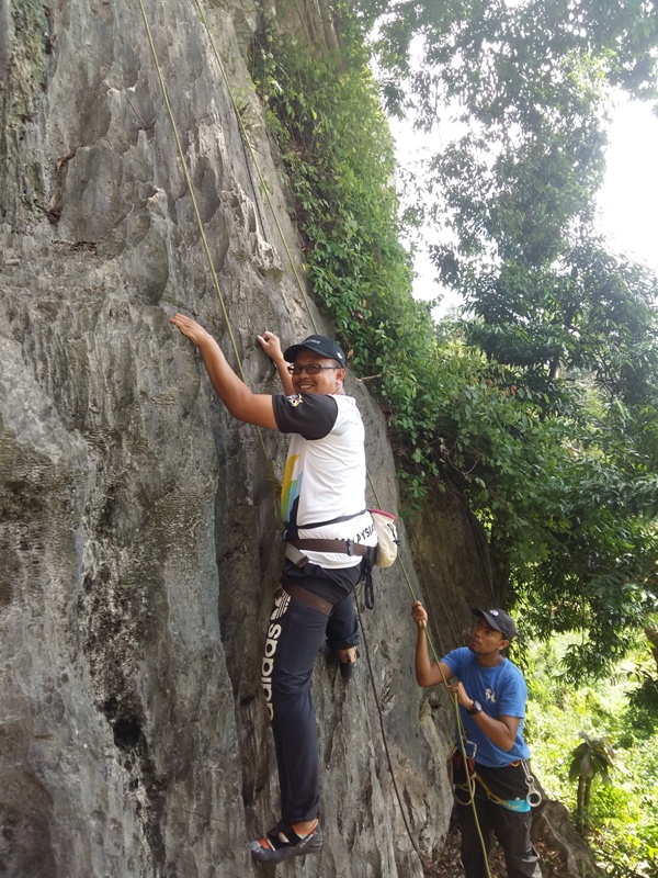 TRAVELOG: ROCK CLIMBING BUKIT KETERI PERLIS : Best jadi Spiderman