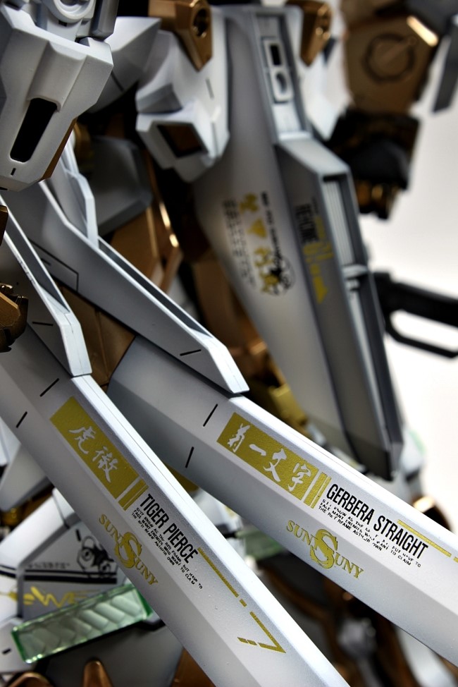 GUNDAM GUY: PG 1/60 MBF-P02 Gundam Astray [Gold Frame] - Customized Build