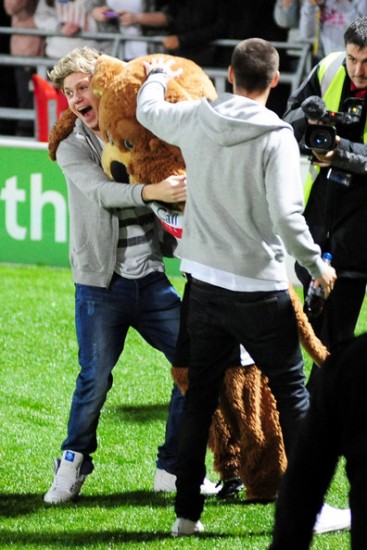 Directioners : One Direction en partido de fútbol