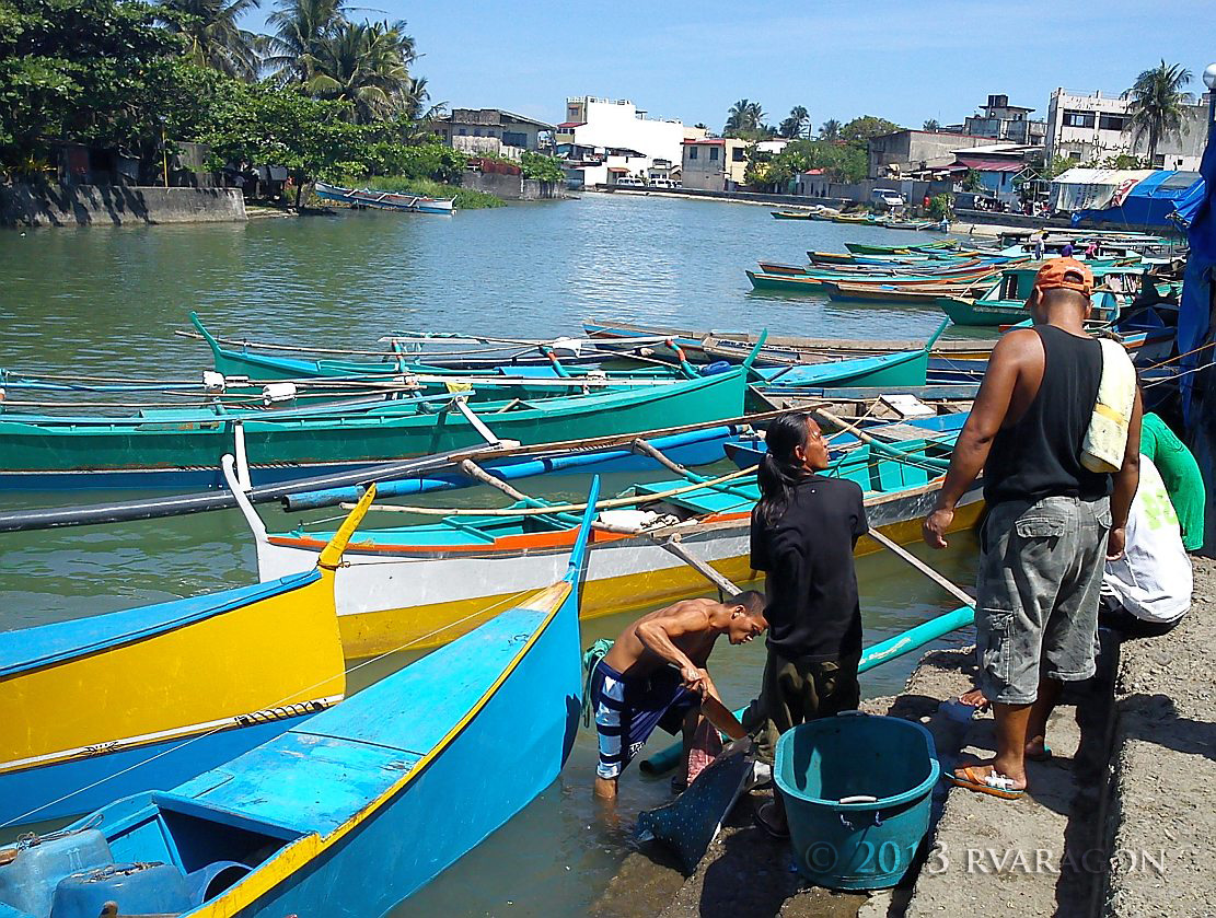have pens & lens, will travel: Aparri boats