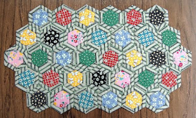 HEXAGON SWAP: Hexagon Table Topper Tutorial by Quiltingboard.com