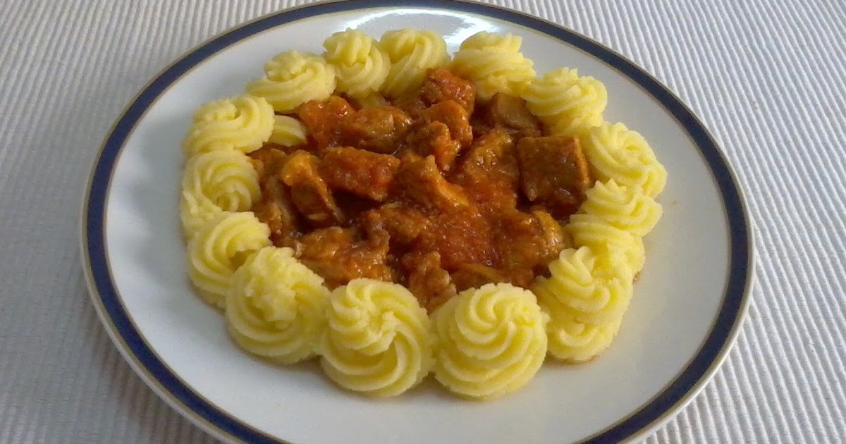Carne con tomate y pure de patatas