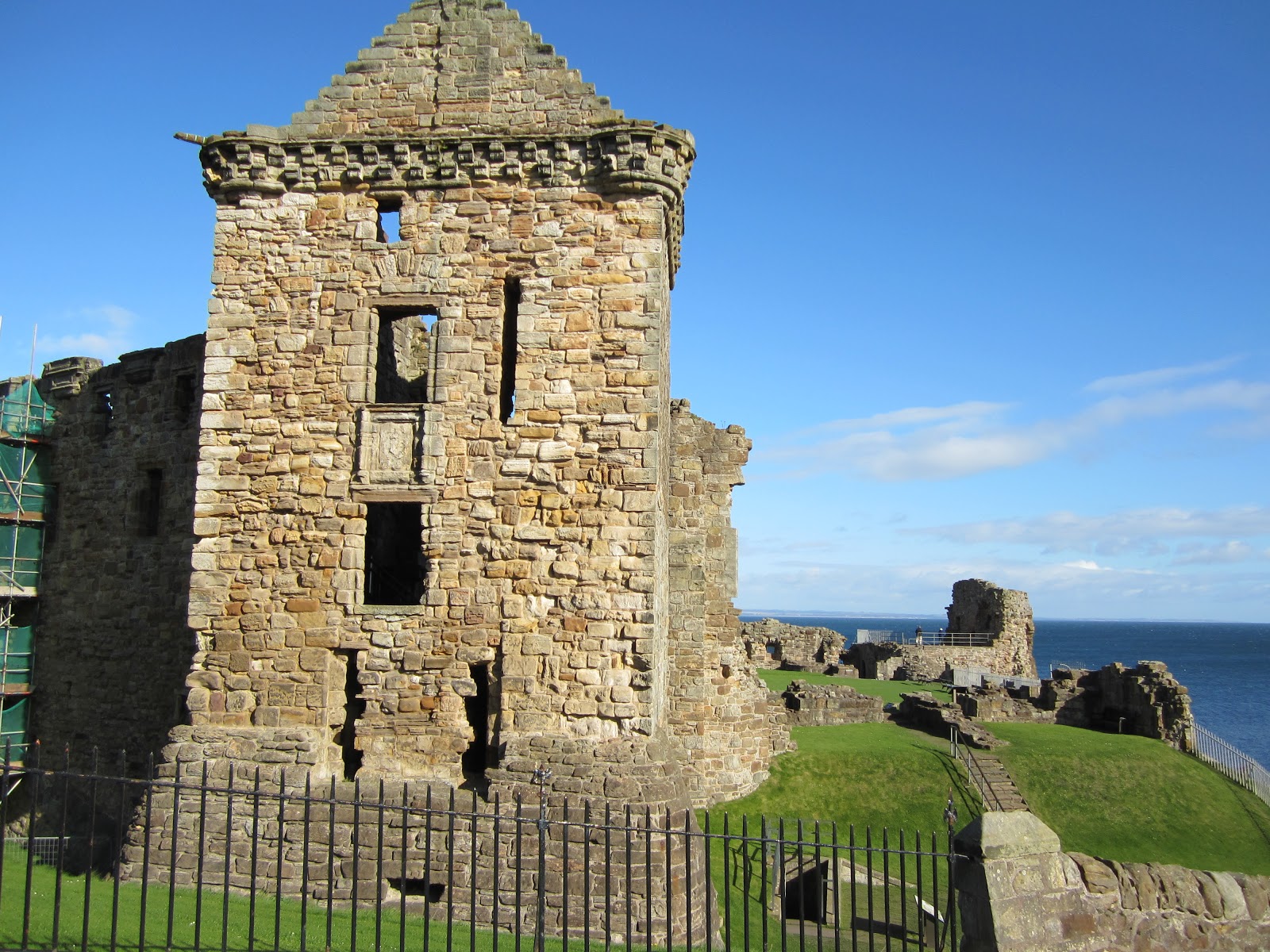 Scotland: The Castle Chronicles: Matriculation and Ruins (Sep. 22)