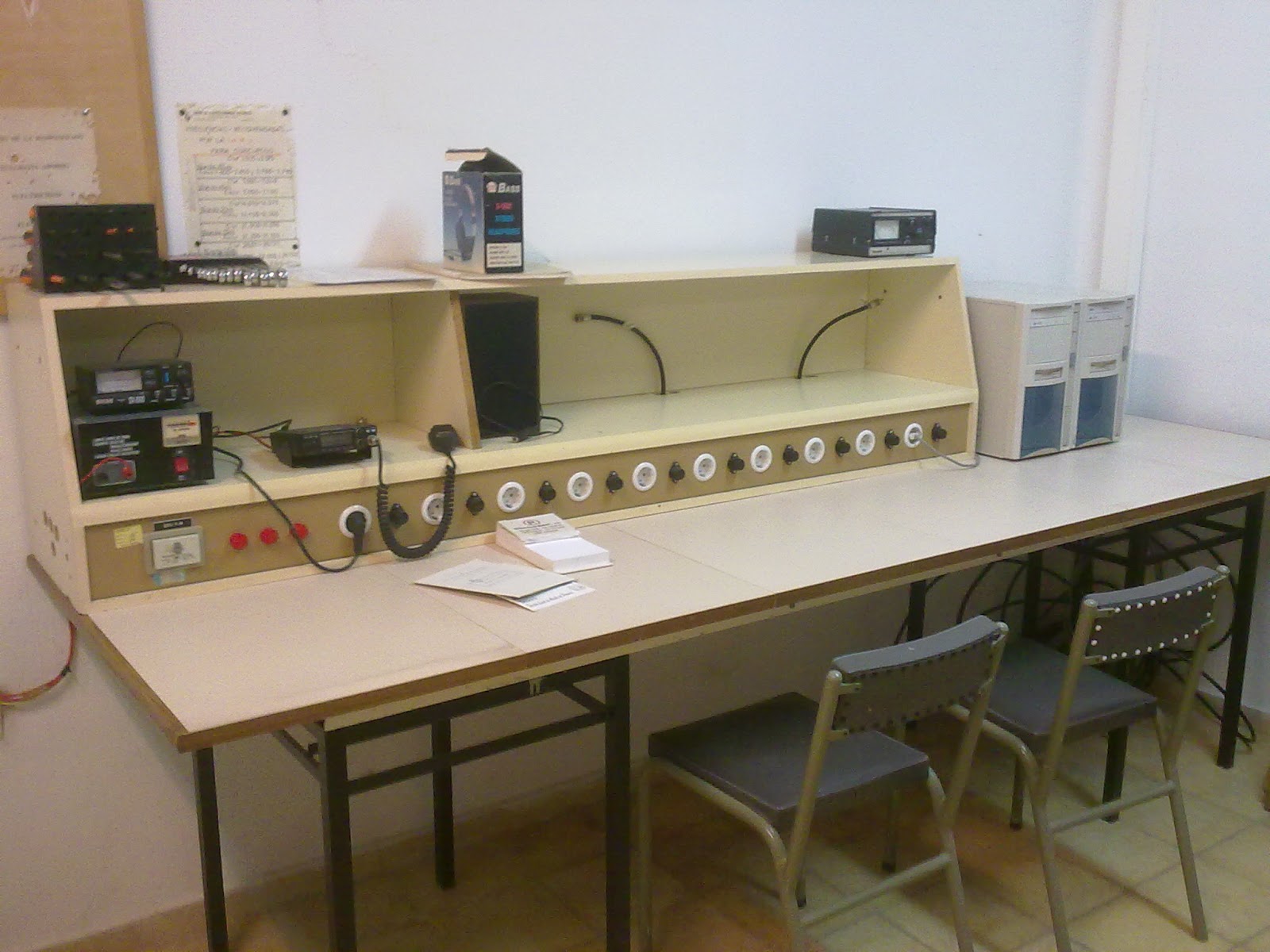 Radioclub Llíria: nueva mesa para estacion de radio