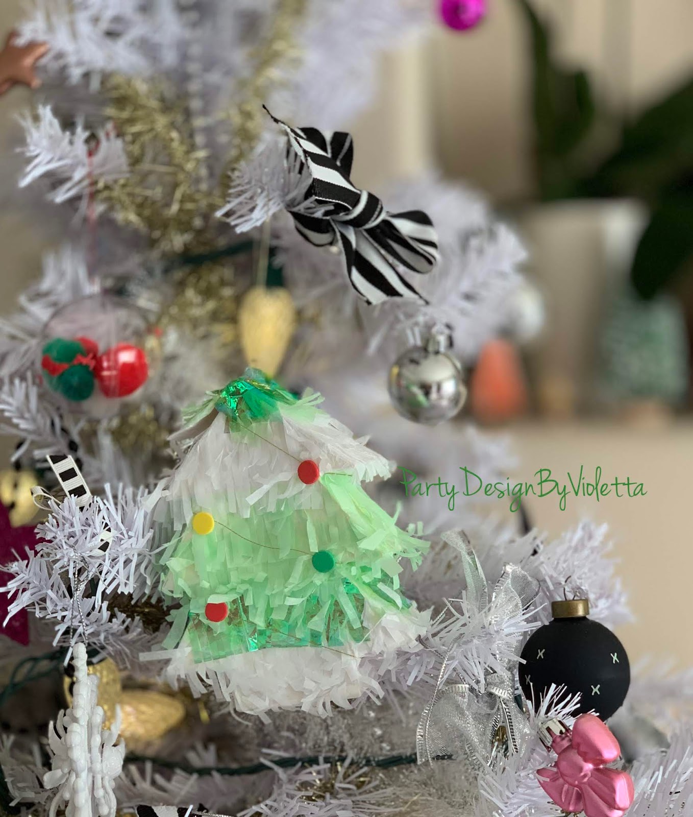 Mini piñatas for Christmas, a very festive set-up for the littles ones ...