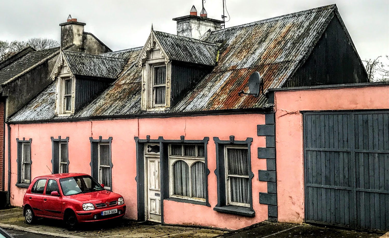 Patrick Comerford: Shop fronts tell tales of a once prosperous past in ...