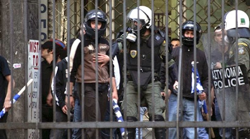 ΡΕ ΑΚΟΜΗ ΚΙ ΕΤΣΙ ΑΝ ΗΤΑΝ.... ΑΥΤΟΥΣ ΤΟΥΣ ΜΠΑΣΤΑΡΔΟΥΣ ΤΙ ΤΟΥΣ ΝΟΙΑΖΕΙ ...