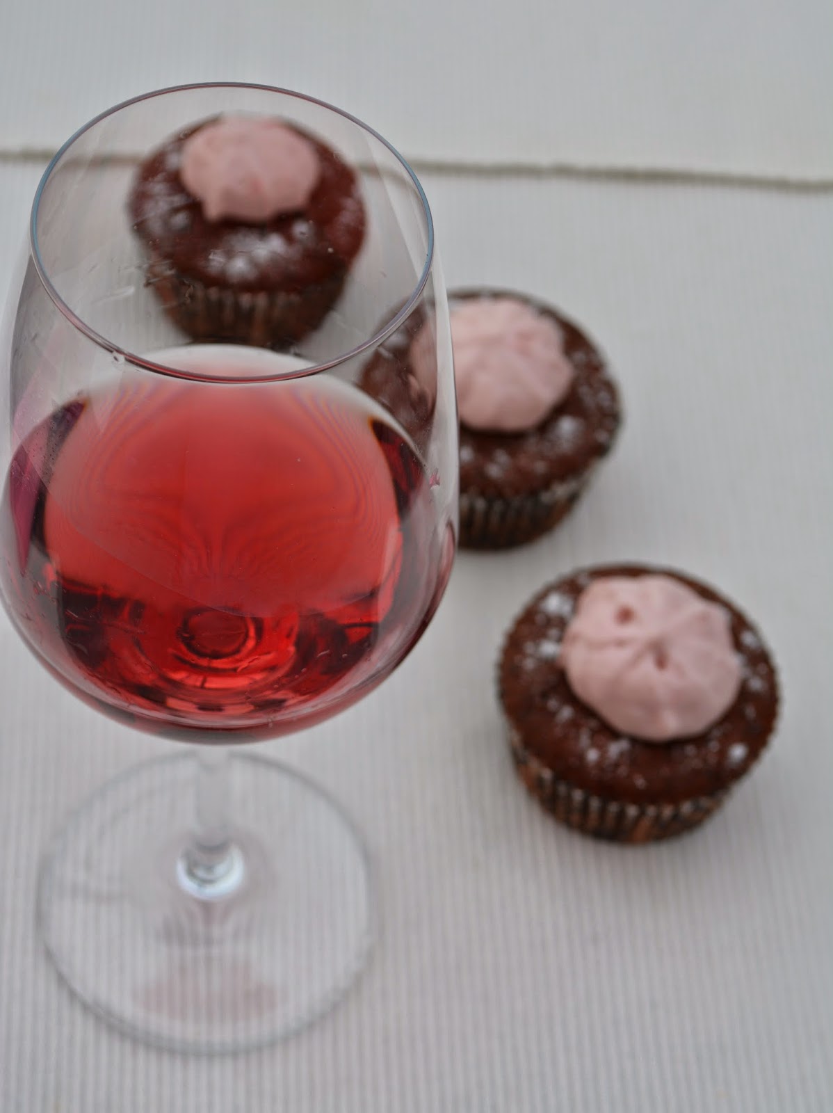 Ramona's Bäckerei: Rotwein-Cupcakes mit Rotwein-Schaum
