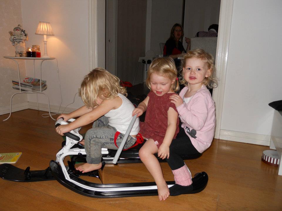 Akiz hörna: Sidden fyller 2 och Alven går på två kalas!