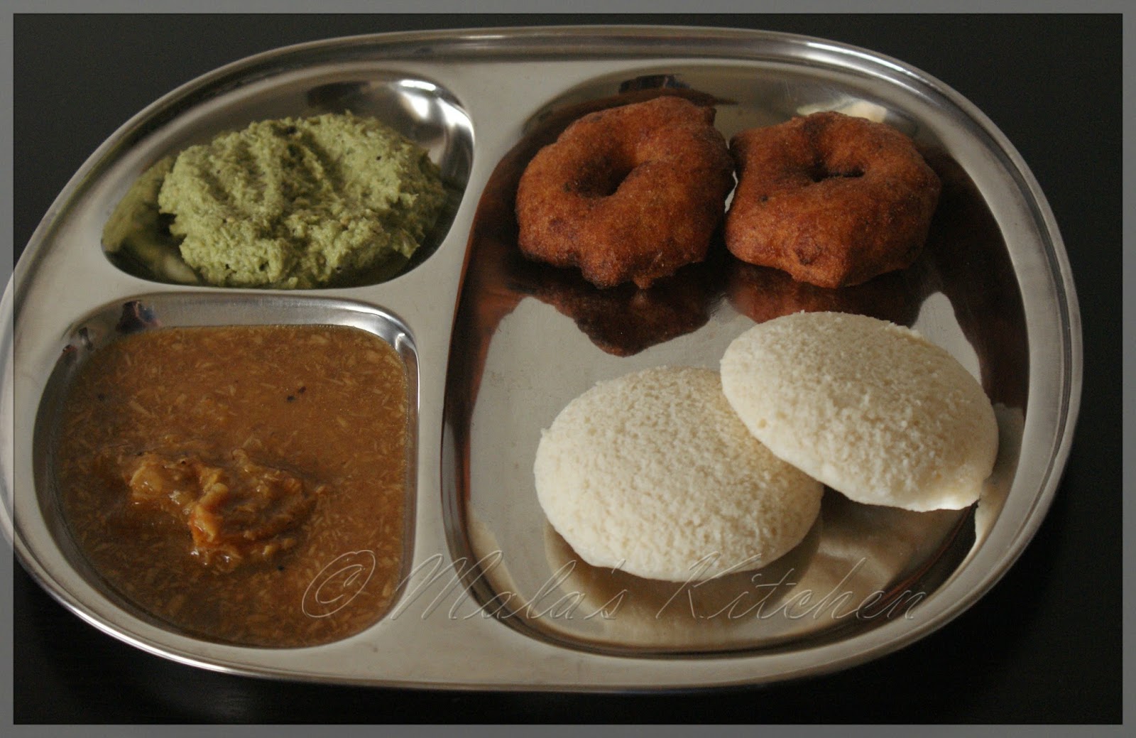 Idli, Uddina Vada, Chutney and Sambar | Ulthuparppu Vade - Malas-Kitchen