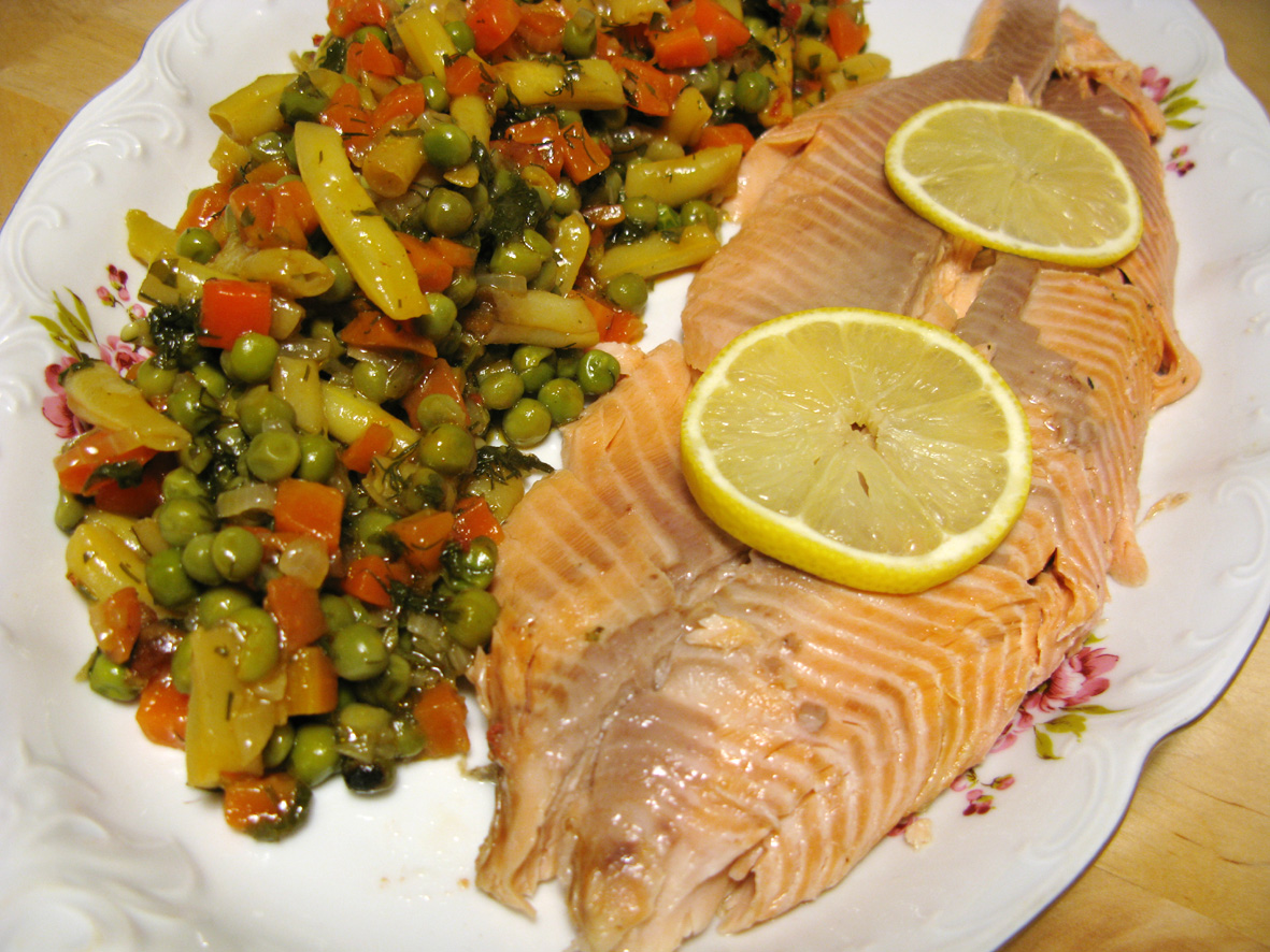 Bucătăresc cu plăcere: Pastrav cu legume, la cuptor