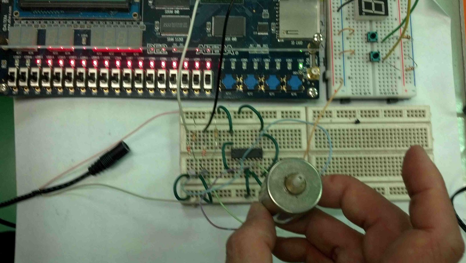 alex9ufo 聰明人求知心切: DE2 GPIO expansion P11-X 直流馬達轉速與轉向控制