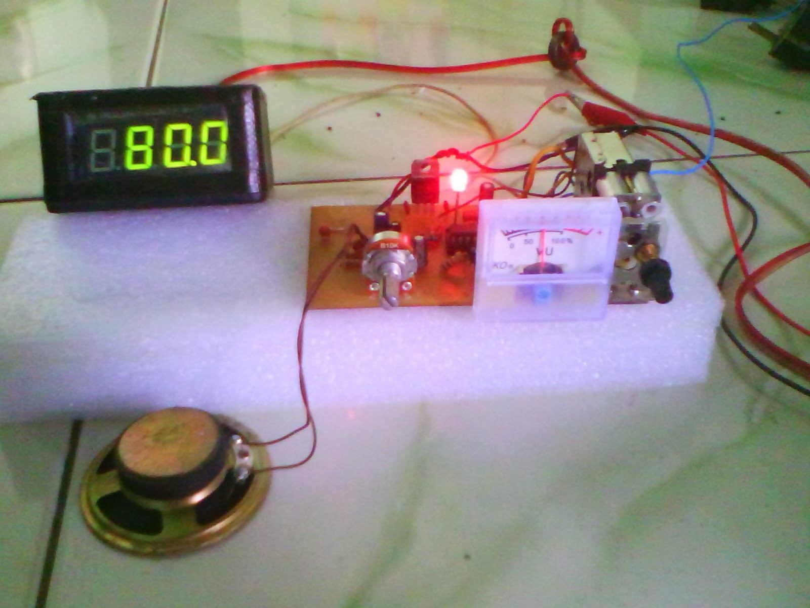 elektronika-analog: VHF FM Receiver Menggunakan IC LA1260 dan TDA2822M