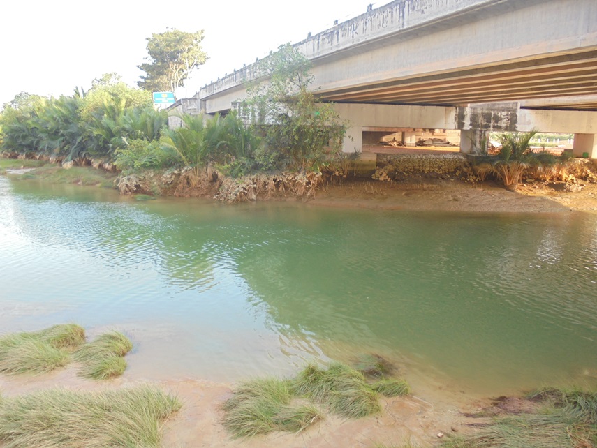 BERPETUALANG KE ACEH: Relaxing at the Sungai Rambai rest stop