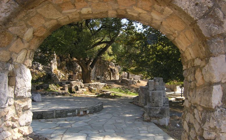 ΤΑΞΙΔΙΑ ΜΕ ΕΝΑΝ ΕΥΡΥΓΩΝΙΟ: ΠΑΡΝΗΘΑ, ΦΡΟΥΡΙΟ ΦΥΛΗΣ, ΔΕΡΒΕΝΟΧΩΡΙΑ, ΣΚΟΥΡΤΑ