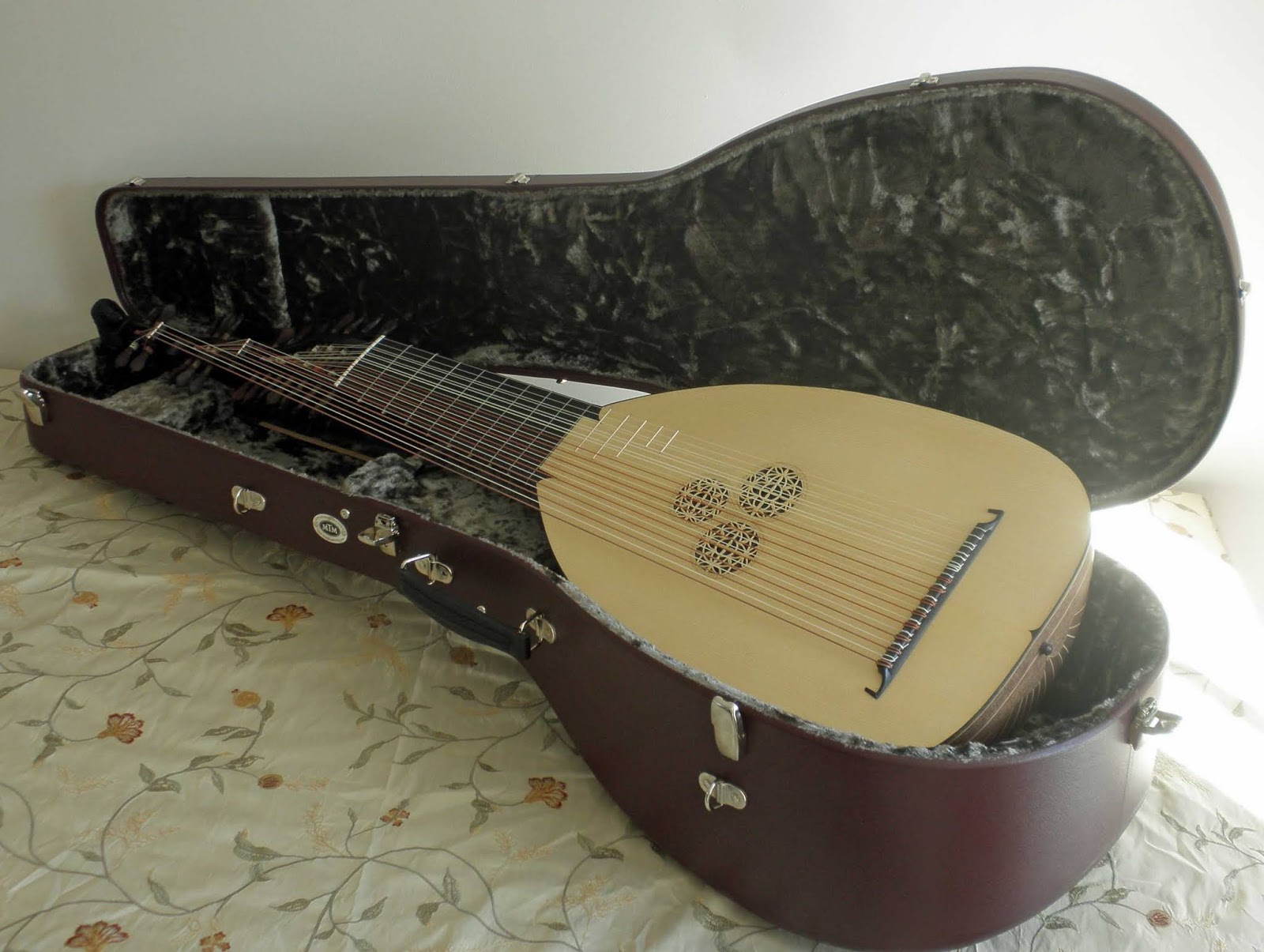 Buying a Lute: Baroque lutes