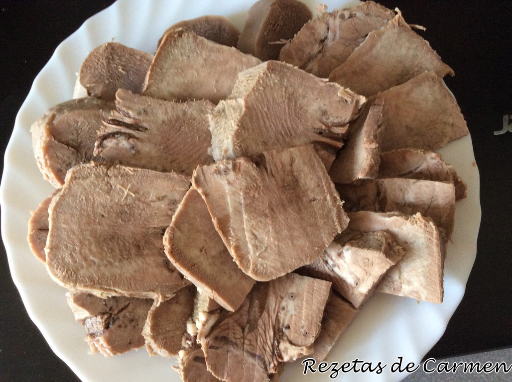 Lengua de ternera estofada