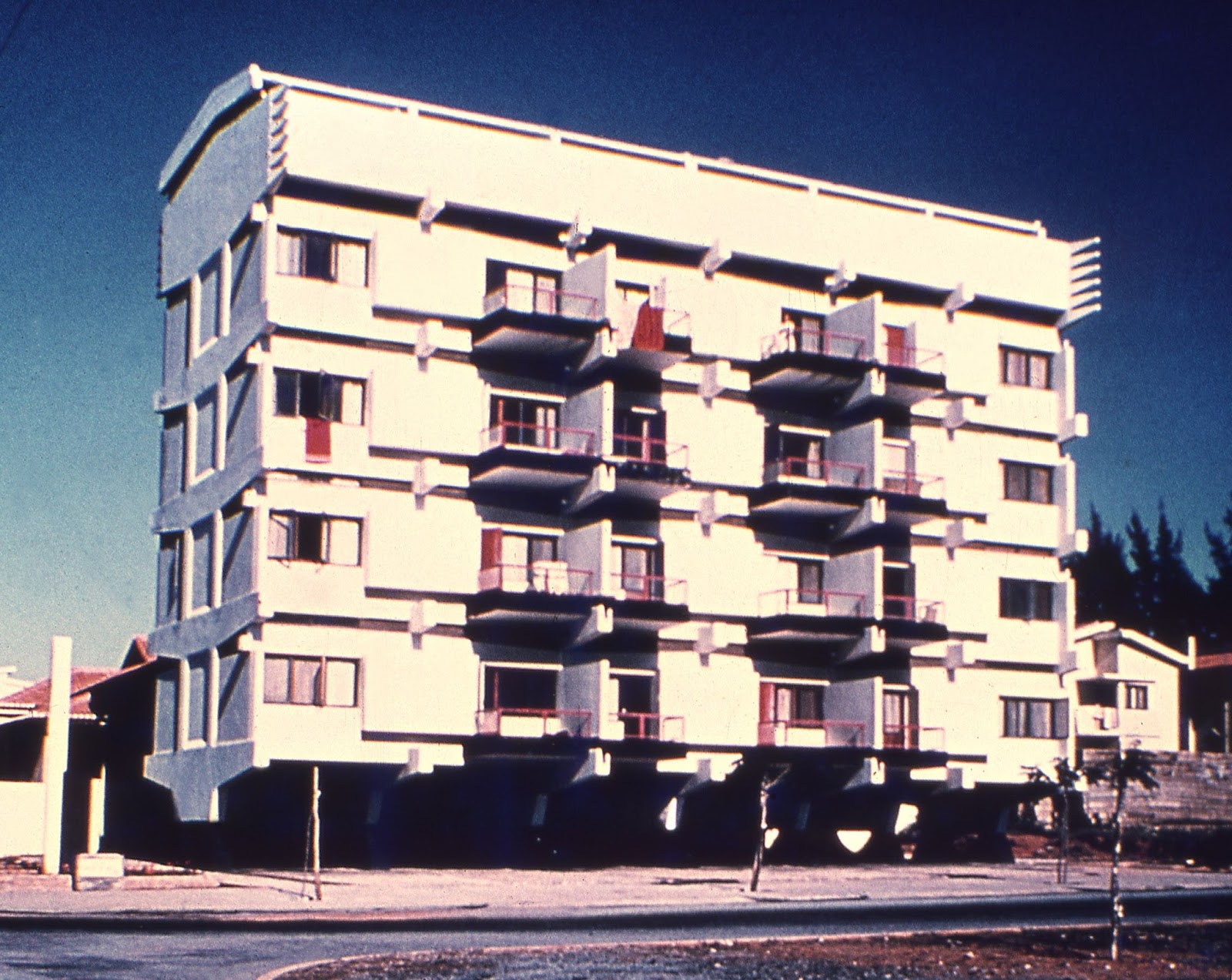 Pancho Guedes - Lojas no lugar dos pilotis - Prometheus em Maputo