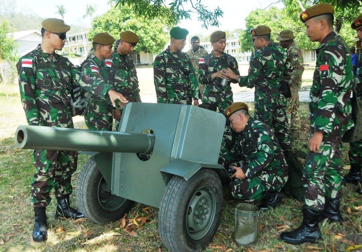 DEFENSE STUDIES: Pelatihan Senjata Meriam 75 mm Saluting Gun Kepada PNGDF