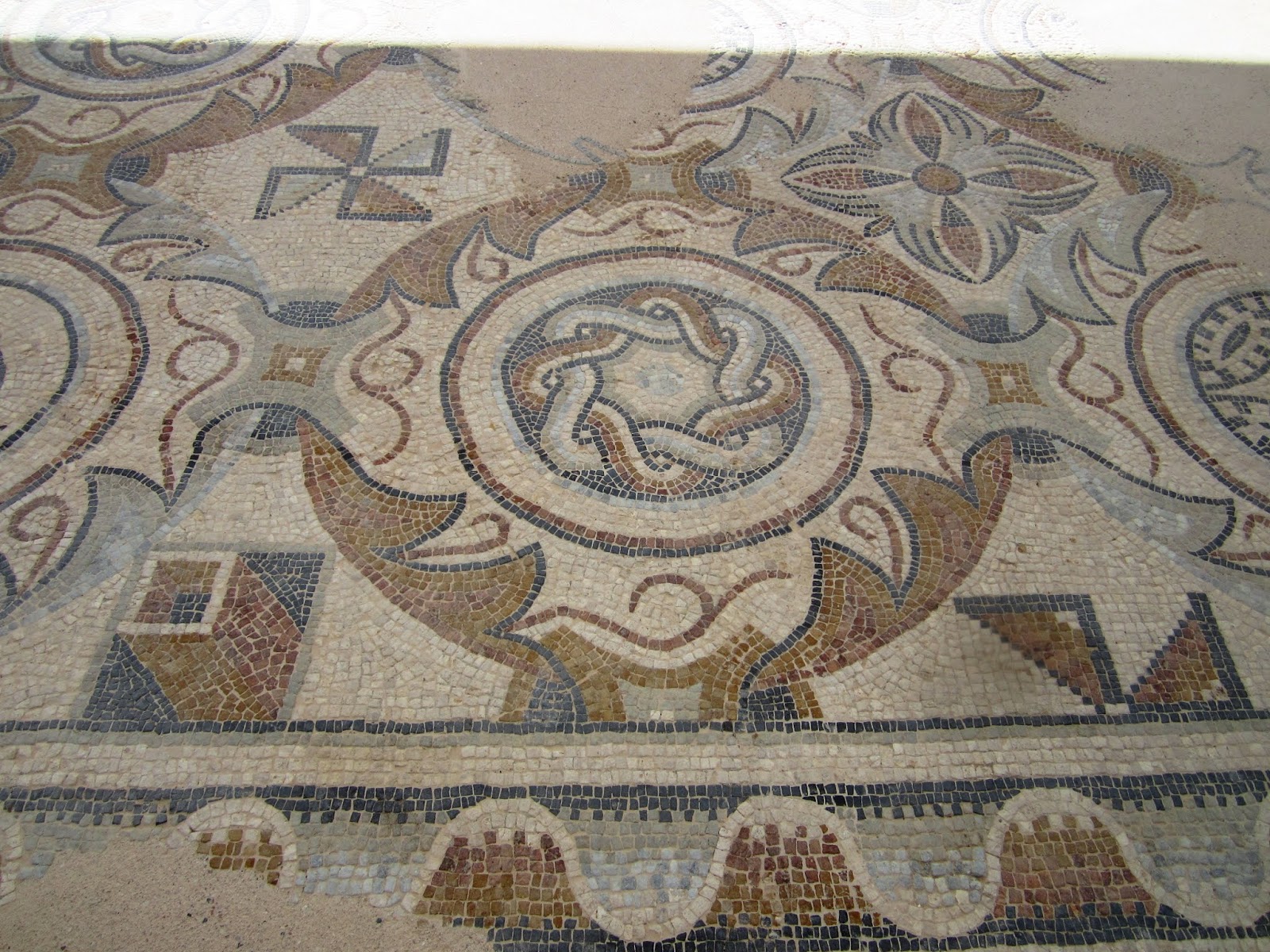 Tiles and mosaïcs: Roman floor