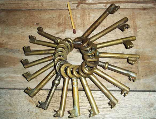 Nomer 8: 17 Anak Kunci Antik