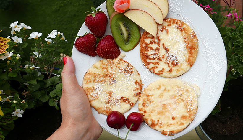 Placki z serka homogenizowanego podane ze świeżymi owocami | Jem Krem