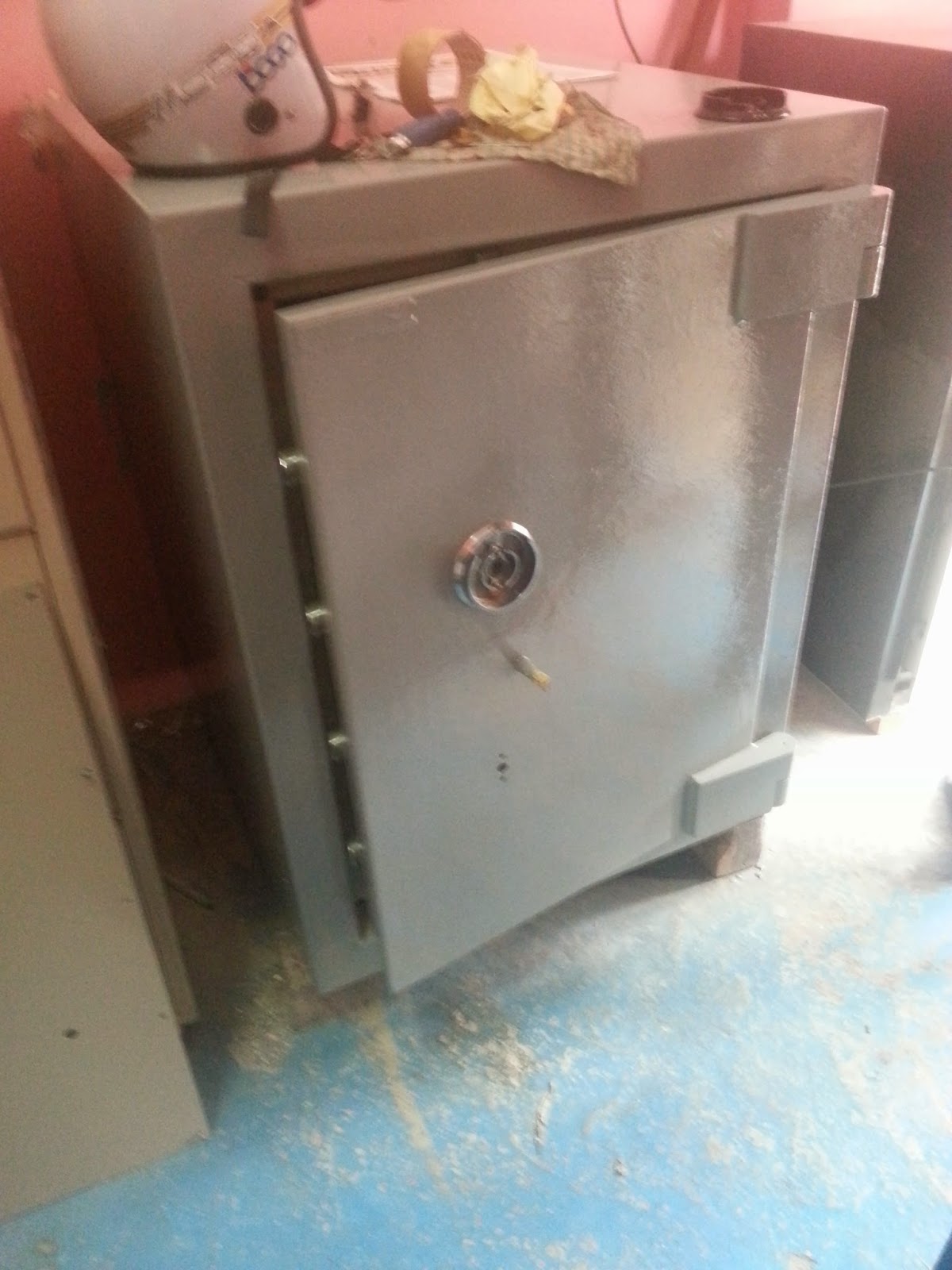 Peti Besi Keselamatan: PETI BESI KESELAMATAN TERPAKAI (SECOND HAND)