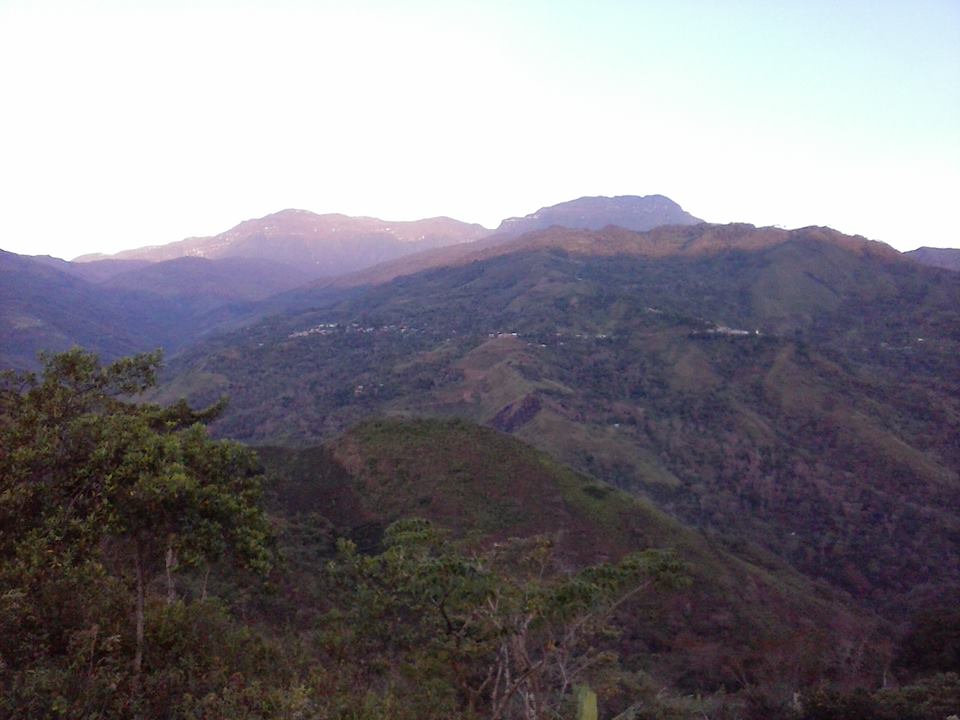 Cerro Cóndor Puna en Aramango