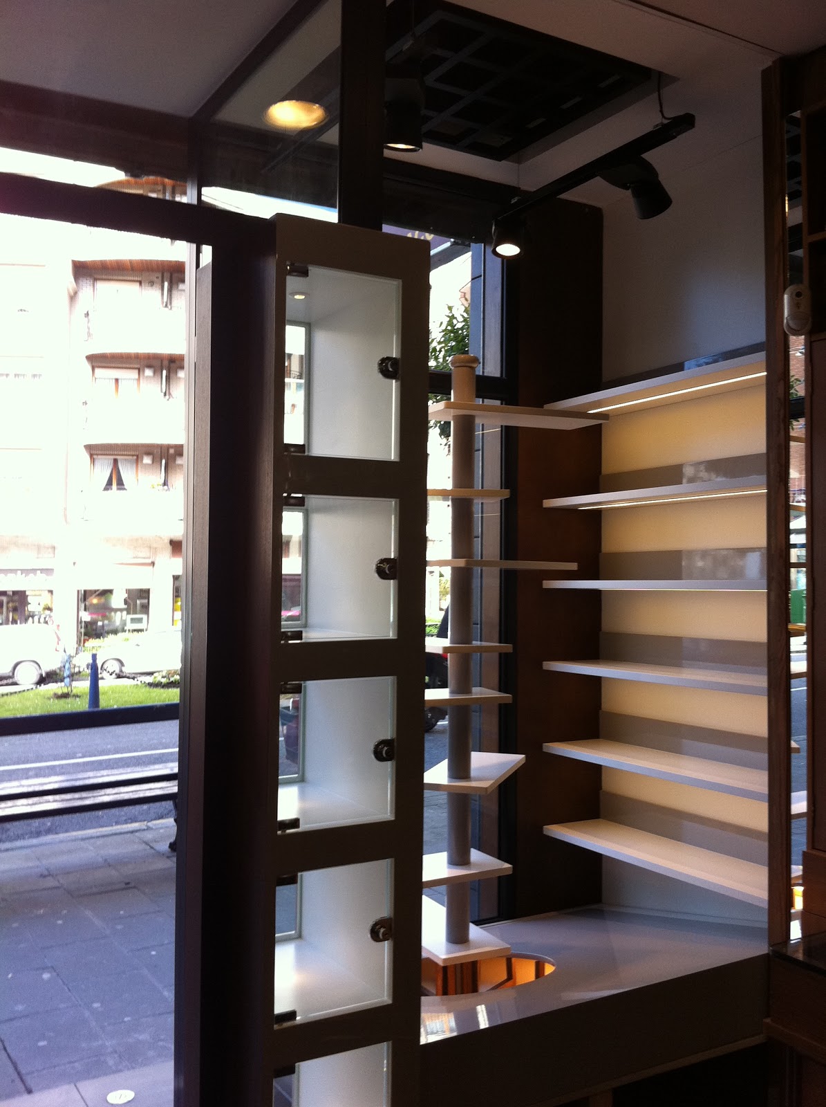 NAT Diseño de Espacios: Detalles de reforma de escaparate de estanco en ...
