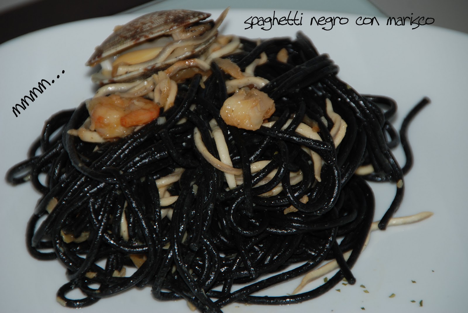 MMMM Esta hay que repetirla: Spaghetti negro con gulas, gambas y almejas