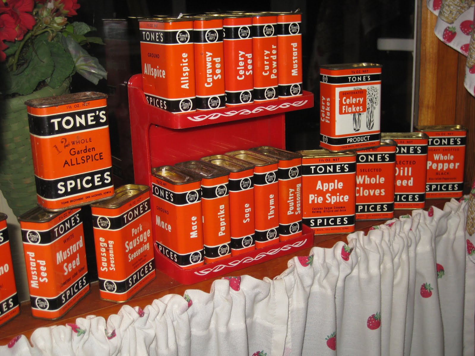 Iowa Farmhouse: Tones Spices... Old tins... an Iowa Kitchen Collectable