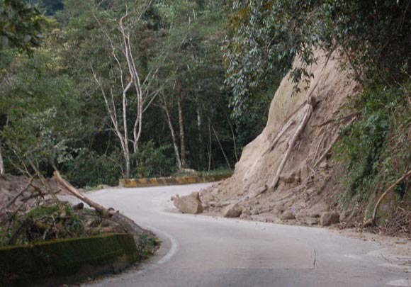 Despejado el paso en la vía hacia Choroní - Roa y Asociados - Asesoria ...