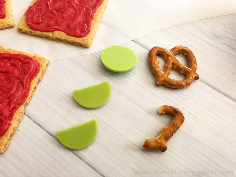 Graham Cracker Apple Snacks - a fun back to school snack idea - Messy ...