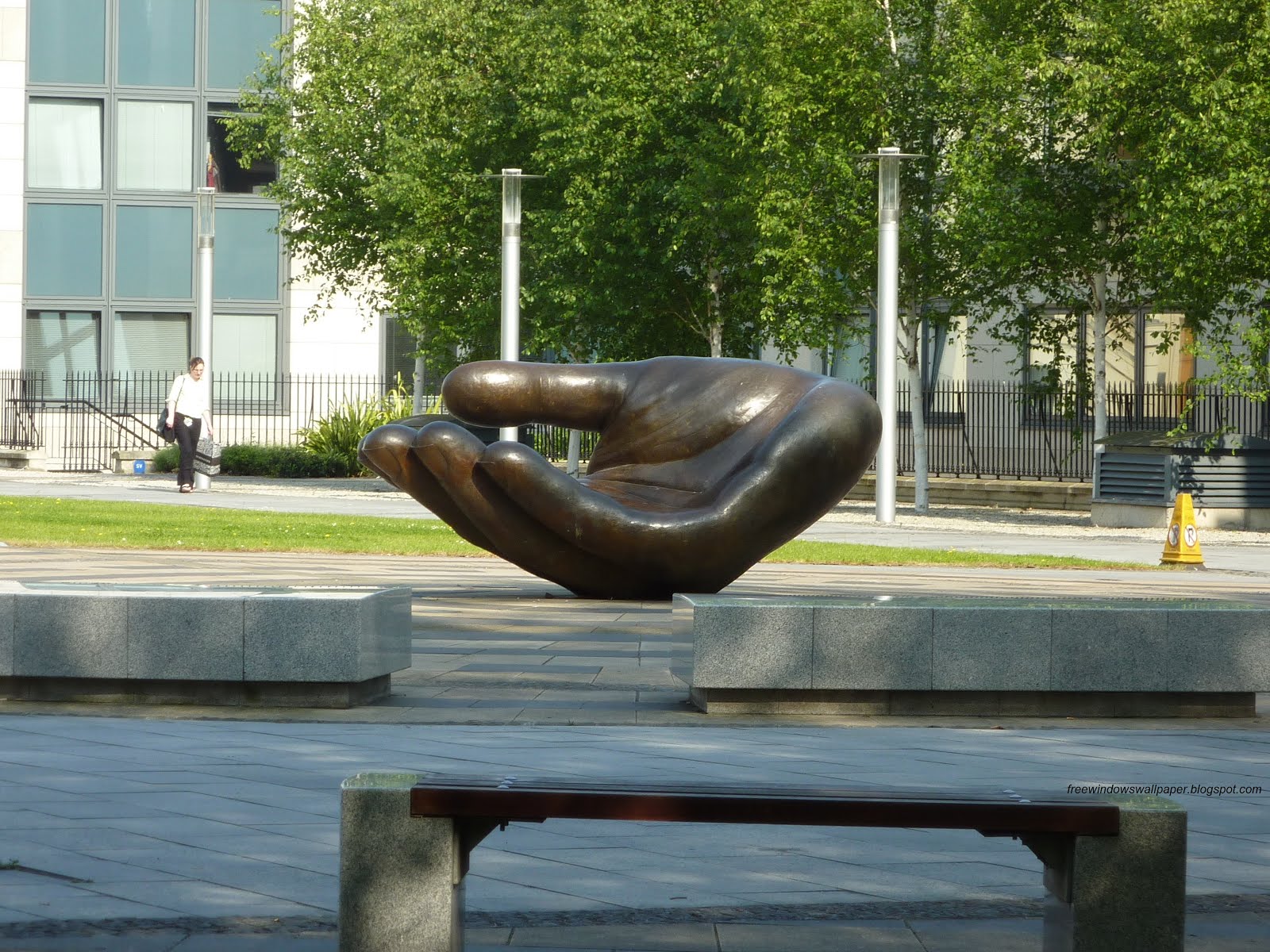 Windows Wallpaper: Hand Sculpture, Dublin, Ireland