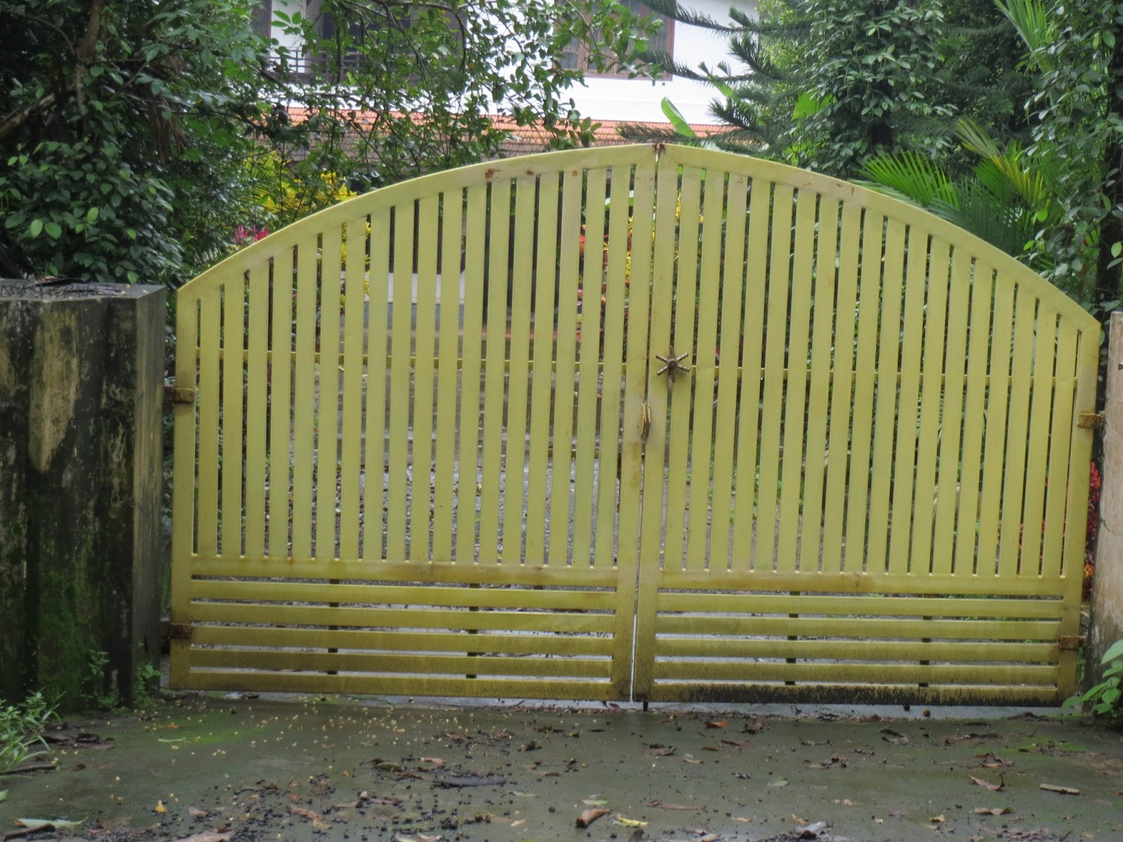 Kerala Gate Designs: An old type Kerala Gate